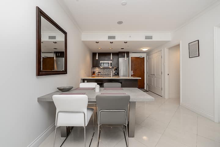 Shipyards North Vancouver Condo - ノースバンクーバー