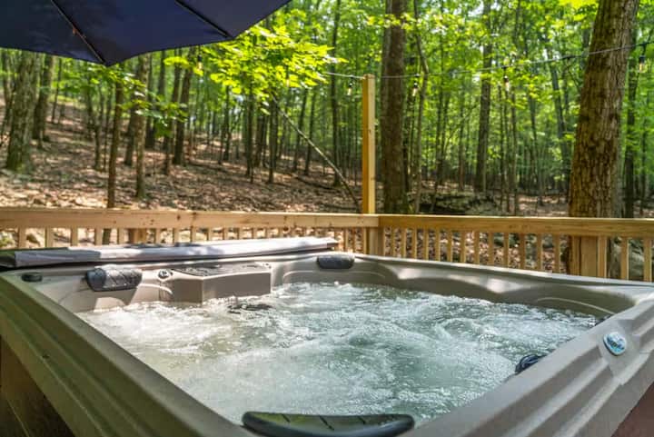 Modern 4br Poconos Cabin | Hot Tub, Fire Pit! - Delaware Water Gap, PA