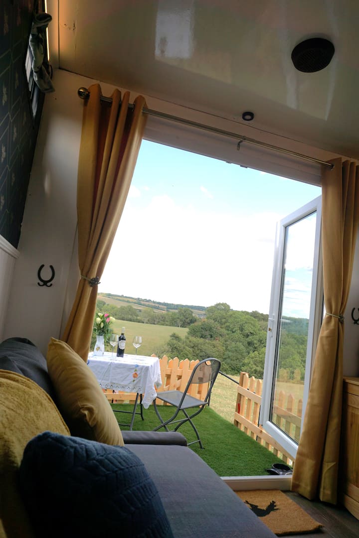Countryside, Off Grid, Tranquil Converted Horsebox - Cotswolds