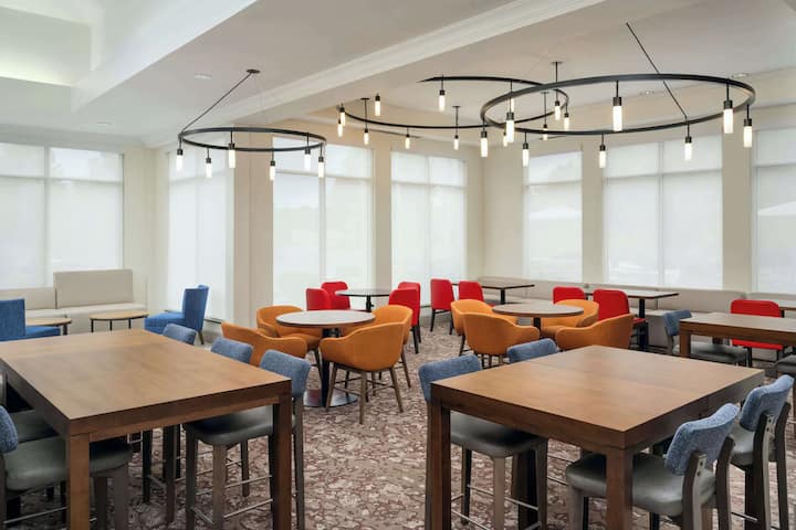 Stylish Double-queen Suite: Pool & Fitness Access - Burritt on the Mountain