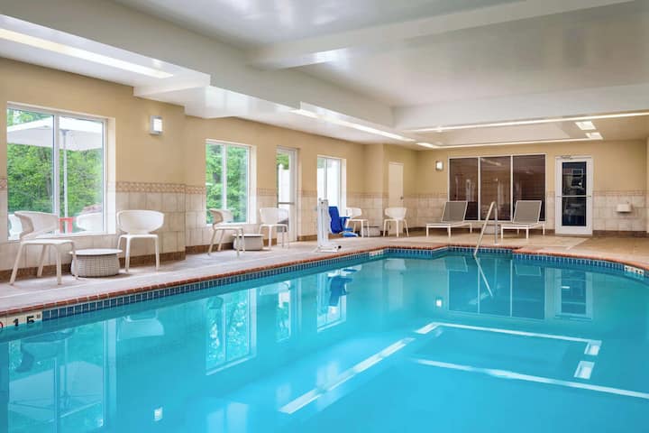 Stylish King Studio – Pool & Fitness Access - Huntsville, AL