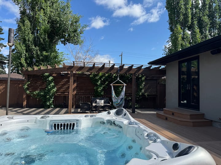 Mid-century Gem | Hot Tub | Big Yard | Transit - Calgary