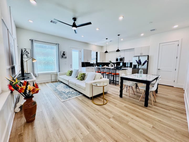 Gated Community Huge Master Bedroom Near Downtown - Houston, TX