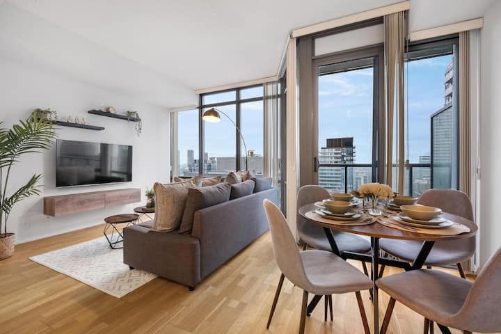 Chic Downtown Condo: City Views & Prime Location - Toronto