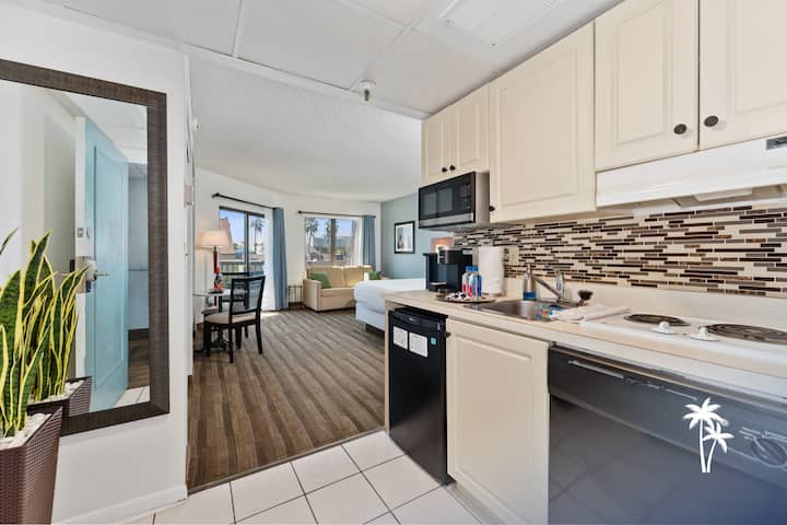 Central Comfortable Studio W/balcony & Kitchenette - Orlando, FL