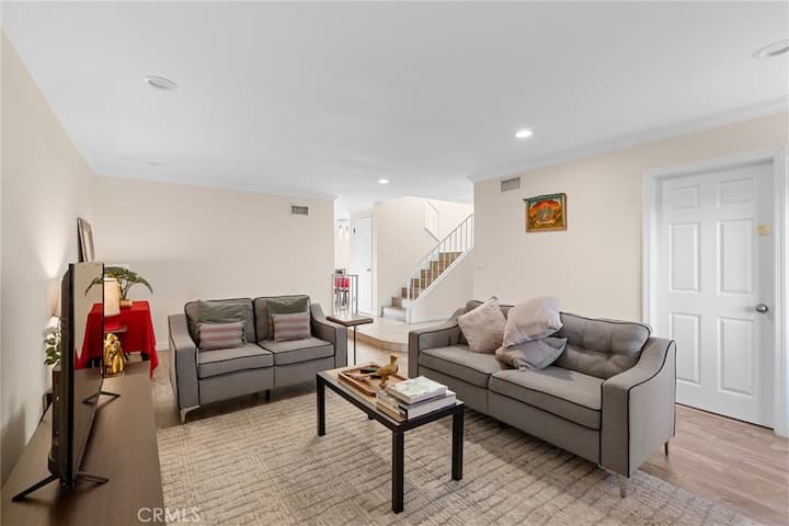 Vineyard | Two-story 6b3b Home - Newport Beach, CA