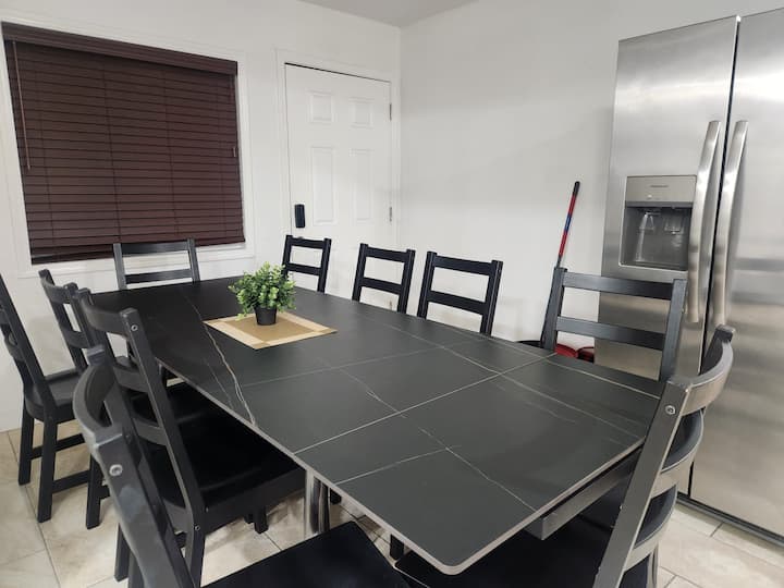4 Bedroom & 3 Bathrooms. By Freeway. Free Coffee - Long Beach, CA