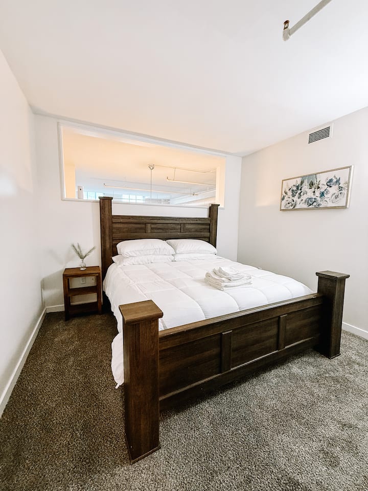 Downtown Indy 1br | Skywalk To Convention Center - Lucas Oil Stadium - Indianapolis