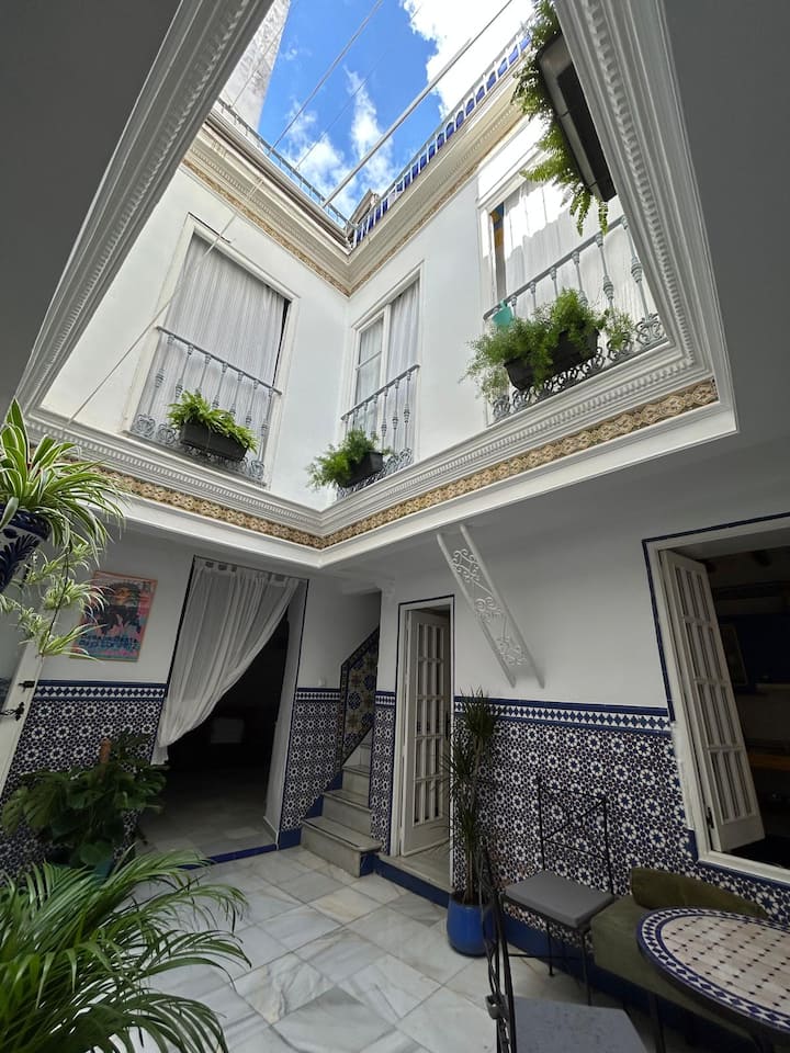 Un Patio En La Alameda - Seville