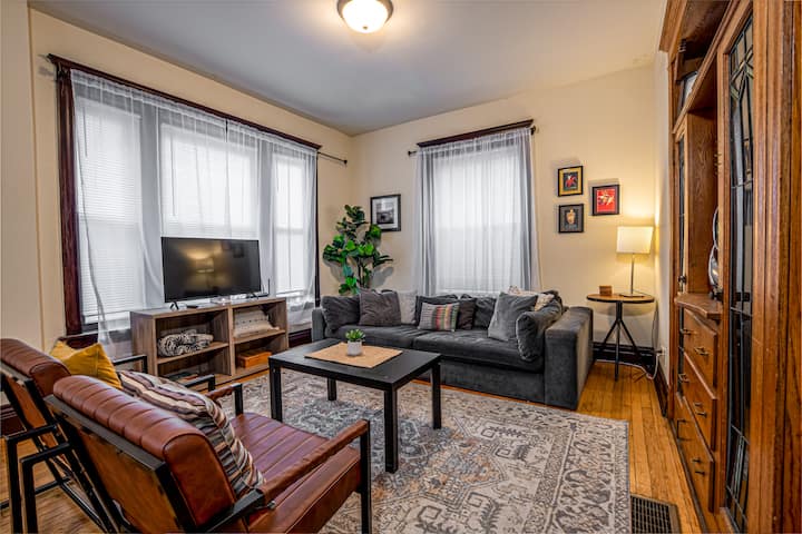 Spacious Home Near Wrigleyville W 1 Parking Spot! - Chicago, IL