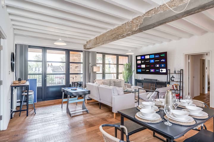 Luxe Penthouse W/ Balcony & Parking Near Greenwich - London, UK