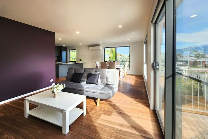 Modern New Home Near Howrah Beach - Hobart