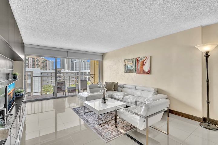 Beach Walk Huge 2 Bedroom W/ Free Parking +Balcony - Sunny Isles Beach, FL