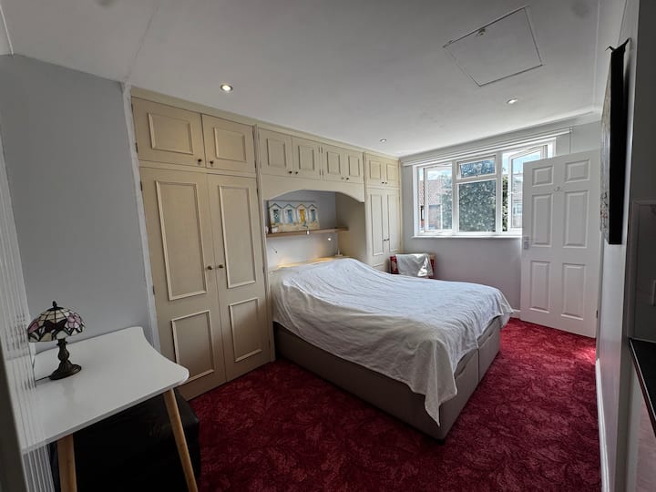 Peaceful Stay In A Self-contained Space - Woking