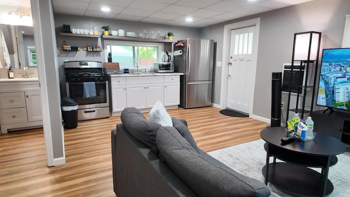 Syracuse Cozy Whole House– Near Su, Pets & Parking - Syracuse, NY