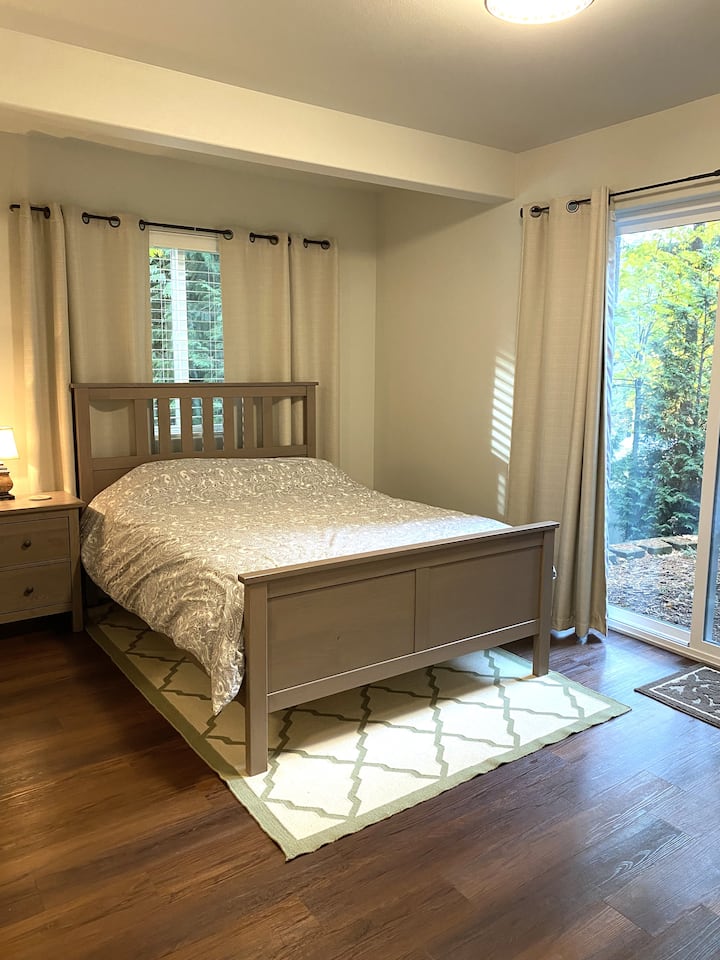 Spacious Cedar Suite • Private Entry & Bath + Yard - Kirkland, WA