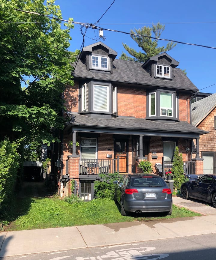 Stylish House In The Annex With Parking - Toronto, ON