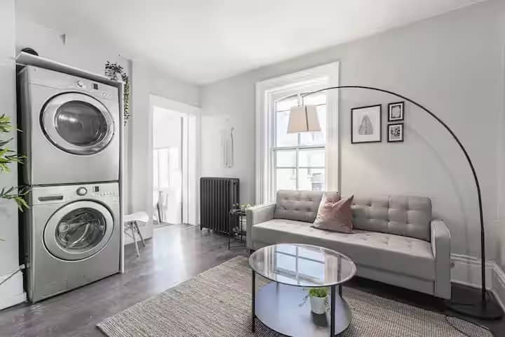 Richmond Lofts, Sleeps 5, 2 Bed - London, ON, Canada