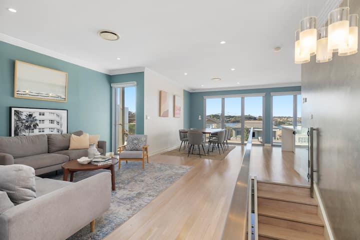 Charming 5-bedroom Home With Stunning Water Views - Sydney