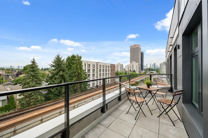 2br Sleek City Nest + Balcony & Steps To Skytrain - Burnaby
