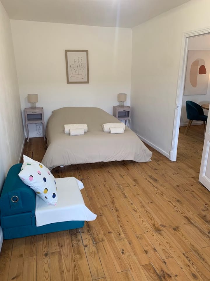 Au Pied De La Cité De Carcassonne - Carcassonne