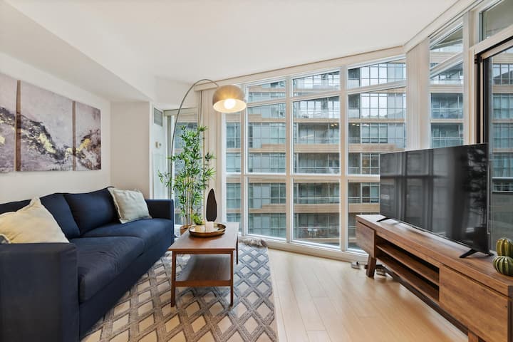 Stay In The Pulse Of Downtown + 1 Free Parking - Toronto