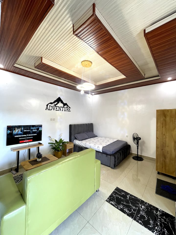 Centrally Located Studio- Fast Wi-fi & Parking - Kigali