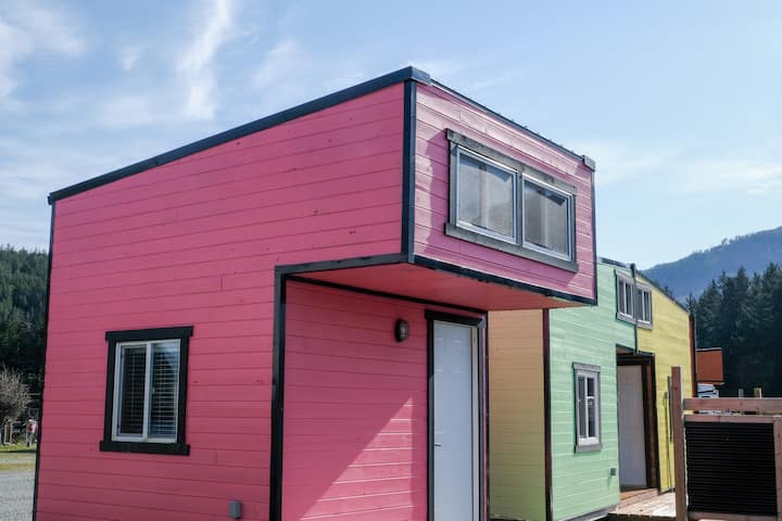 Pink Loft Cabin At China Creek - Port Alberni