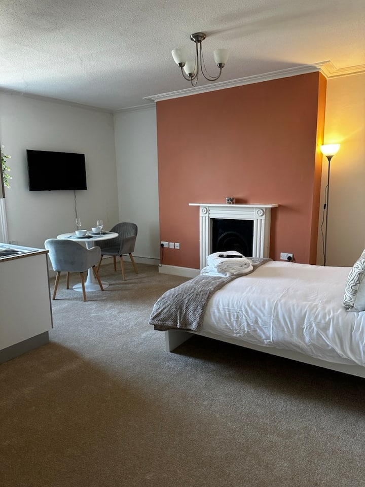 Studio Apartment - The Citrine - チェルトナム