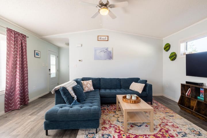 Family 3br W/bunks | Parking · Ideal Aurora Season - Yellowknife