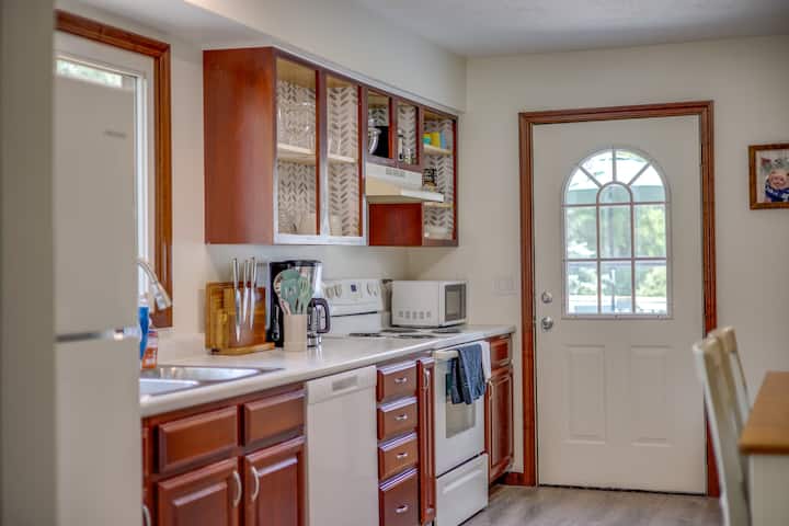 Creekside Cottage: Private Hot Tub, Fenced Yard - Springfield, OH