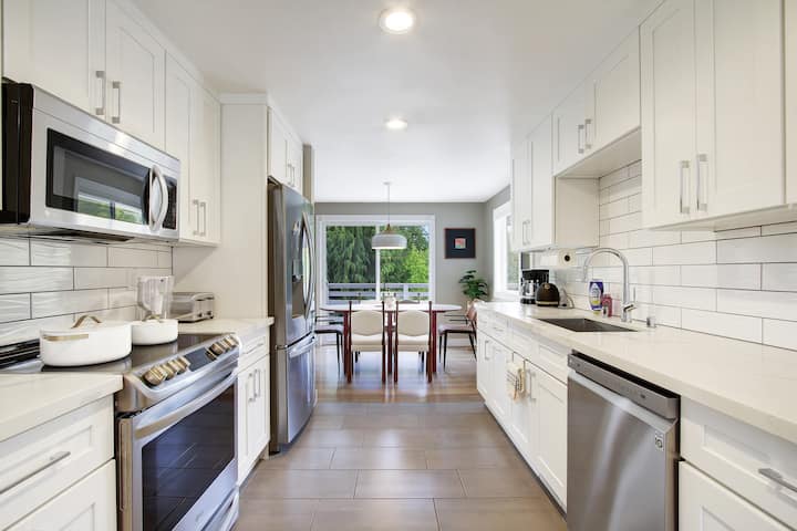 New! Modern Seattle Duplex, Balcony W/ Serene View - Tukwila, WA