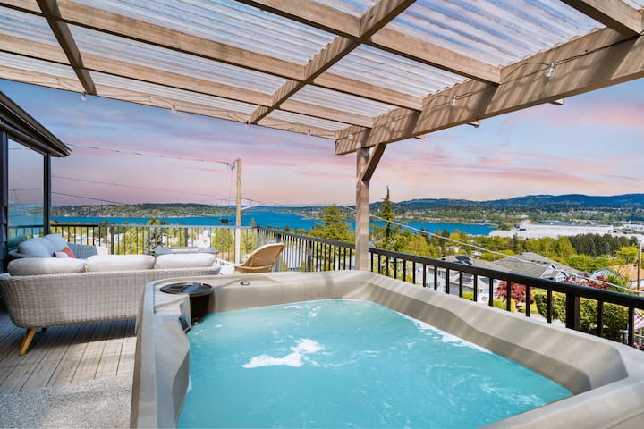 Entire 5b2b Home | Serene Lake Views & Hot Tub - Renton, WA
