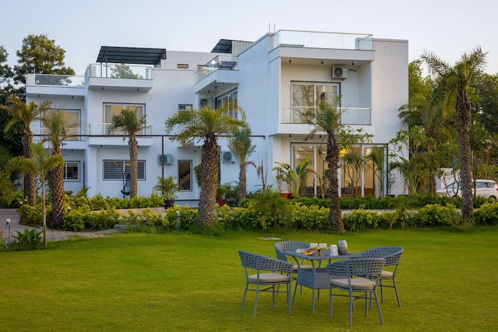 Lush Haven: Farmhouse W/ Pool, Bar & Greenery - Manesar