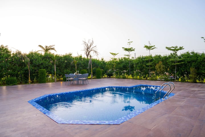 Lush Haven: Farmhouse W/ Pool, Bar & Greenery - Manesar