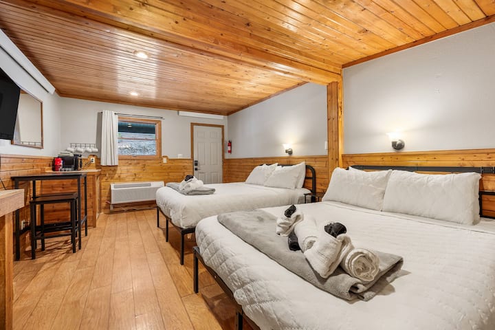 Room 17 – Queen Beds - Deadwood, SD