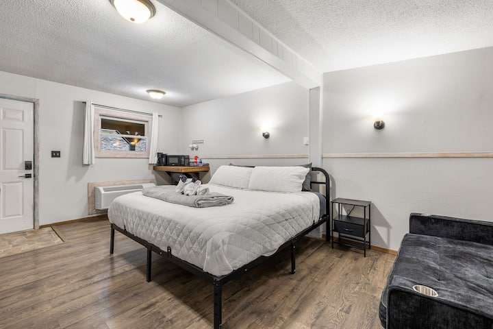 Room 18 – King Bed - Deadwood, SD