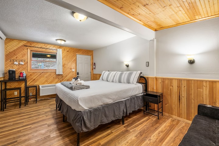 Room 19 – King-size - Deadwood, SD