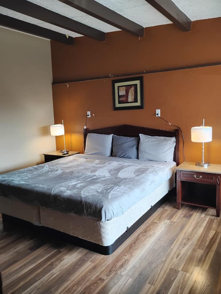 (142) Gated - 2 Double Beds Studio W/ Full Kitchen - BREC's Baton Rouge Zoo