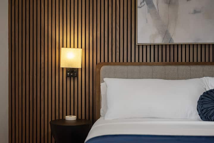 Central & Immaculate| 3brs W/ 2 Decks + Workspace - Pittsburgh