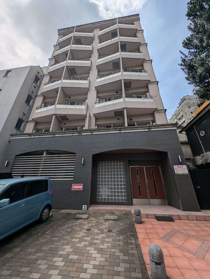 新宿歌舞伎町に建つ東京を安心・安全に楽しむならゴールデン街を見下ろせるホテルより広い7階建レジデンス - Shinjuku City