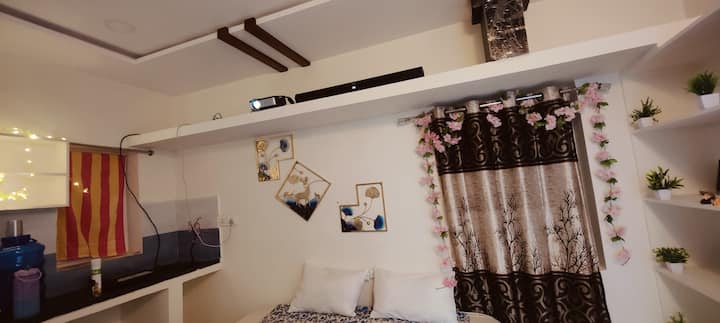 Cozy Couple’s Spot | King Bed, Ac & Theatre Room - Hyderabad