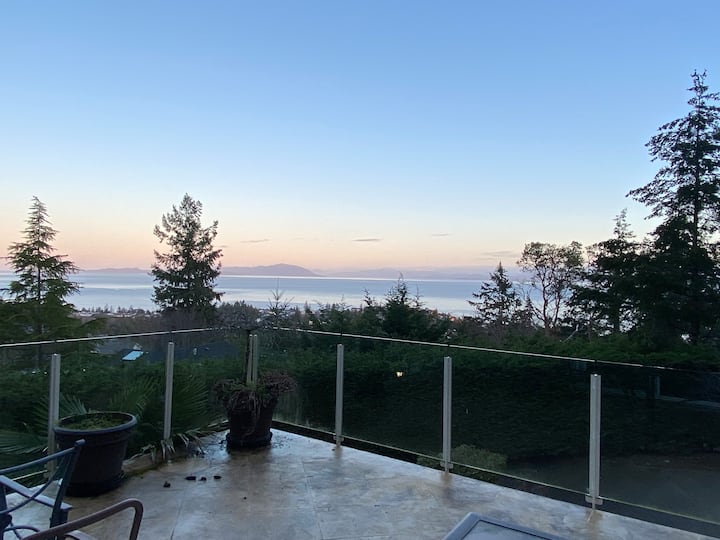 Classic 4-bedroom W/ocean View - Nanaimo