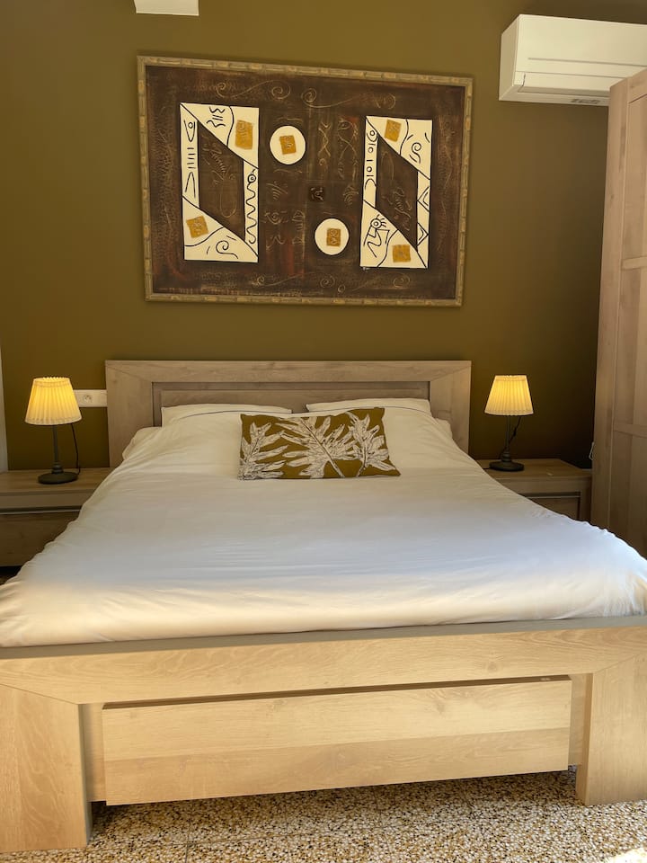 "L'échappée Belle: Balcon Sur La Catalogne" - Elne