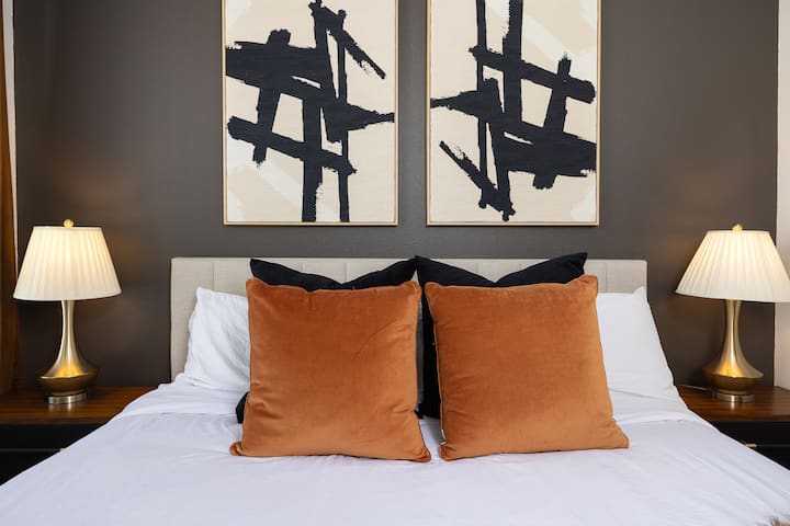 10 Min To Sat| Gym + Pool | Walk 2 Pearl | Parking - San Antonio, TX