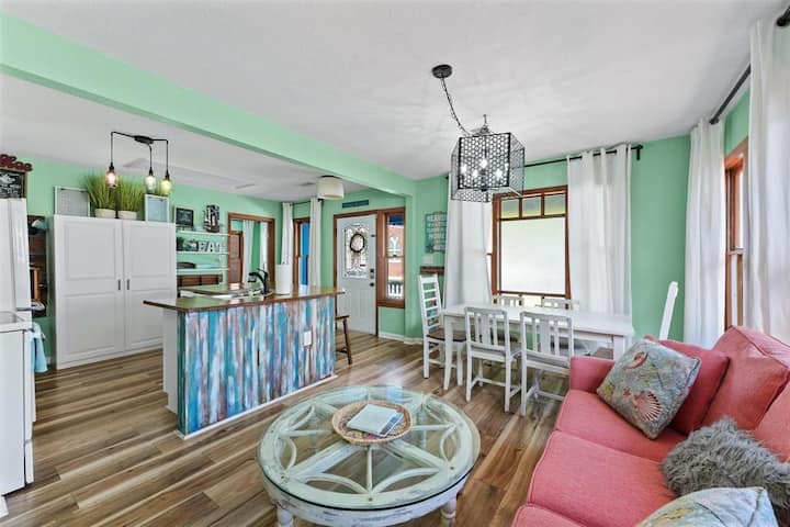 Cozy Coastal Cottage Near Beach! - Galveston