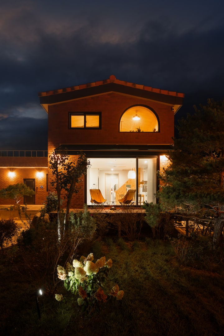 [25년5월open] 마당과 테라스가 있는 감성숙소/하루한팀/자쿠지/바베큐/복층 - Gangneung-si