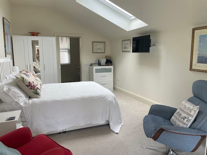 Central Yarmouth Annexe-parking-dogs Welcome - Lymington