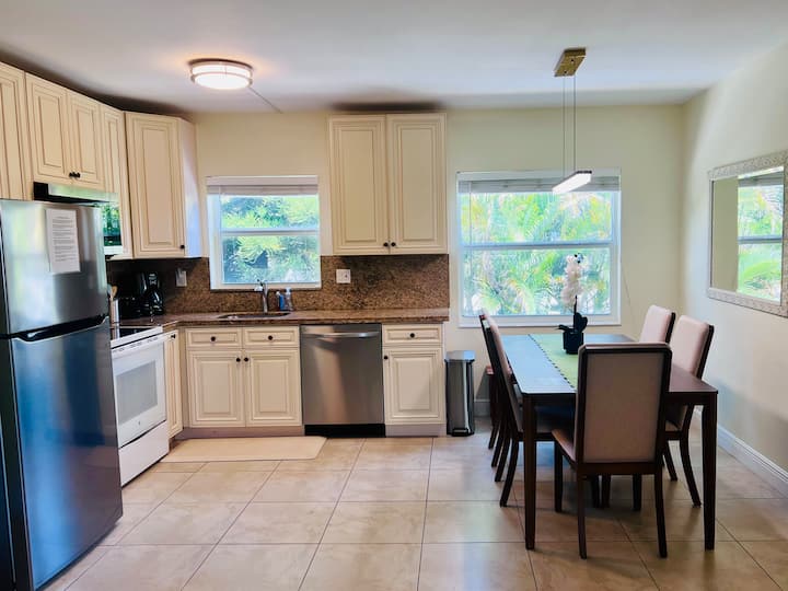 Spacious 1/1 Suite-walk To Beach - Deerfield Beach, FL