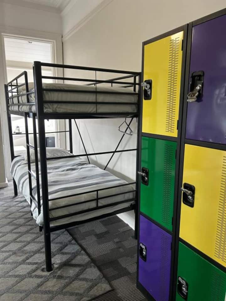 Manly Bunkhouse - 6 Bed Female Dorm - Manly